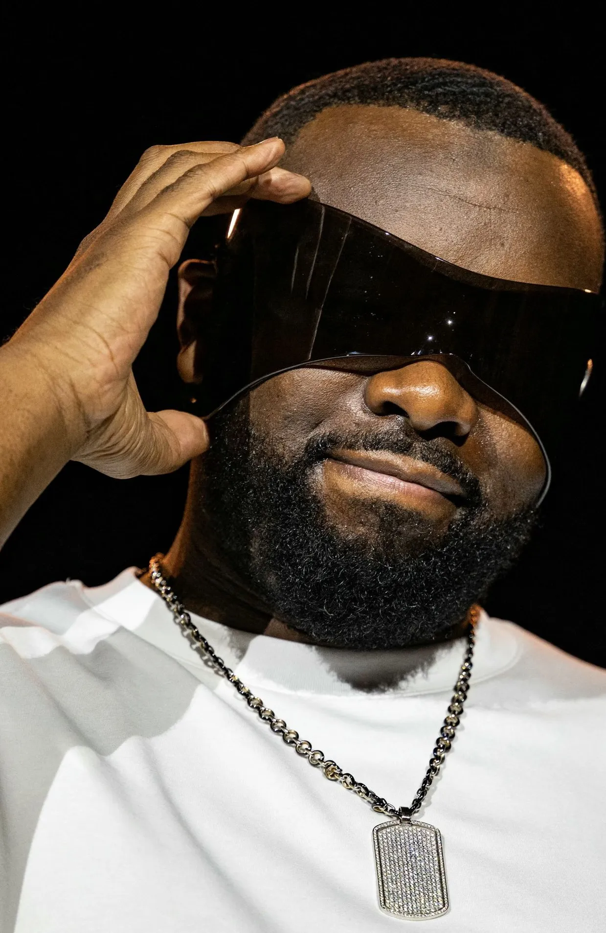 Le chanteur Gims crée la surprise en apparaissant sans lunettes - RTBF ...