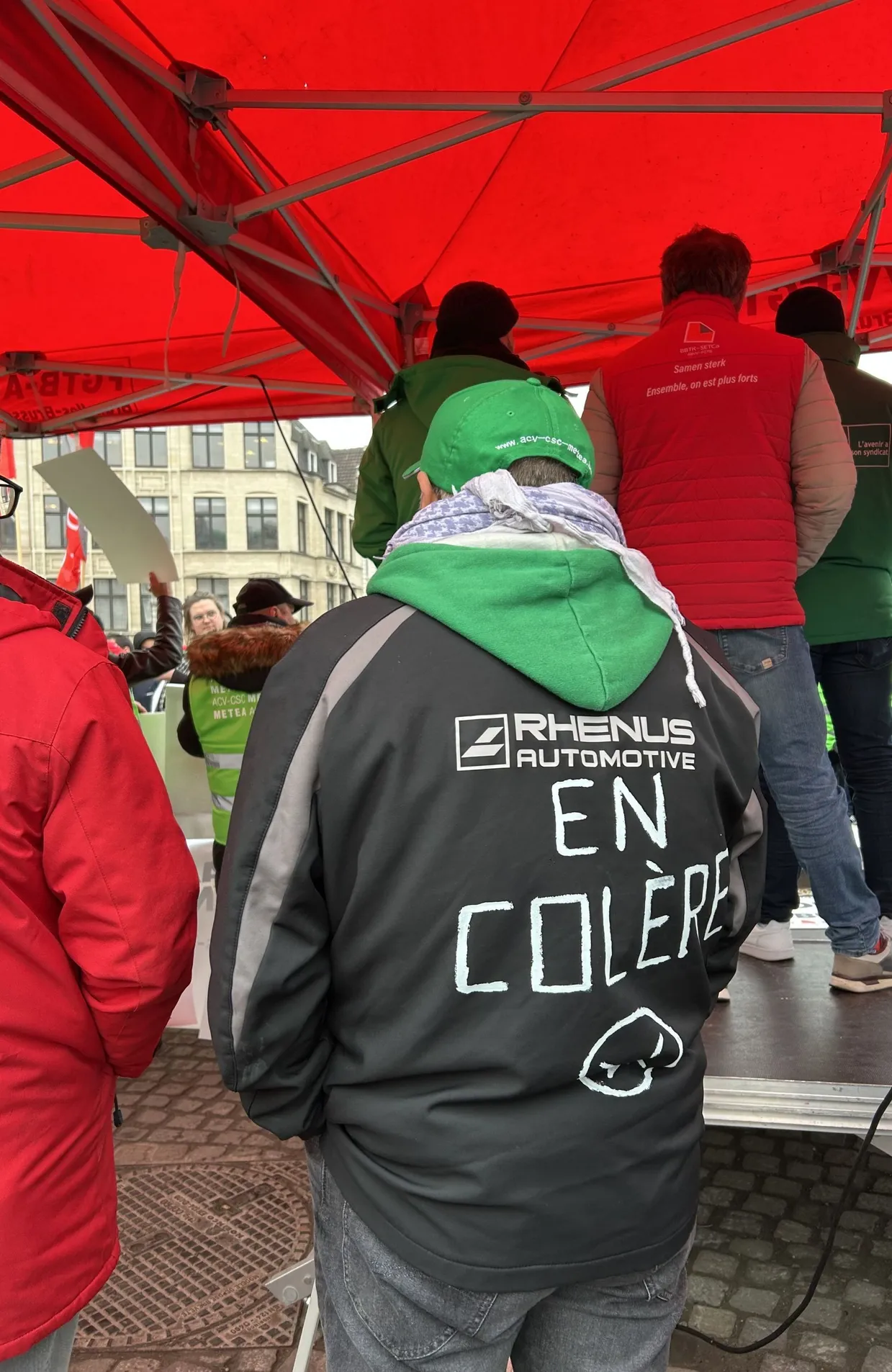 Des travailleurs des sous-traitants d’Audi manifestent et réclament une ...