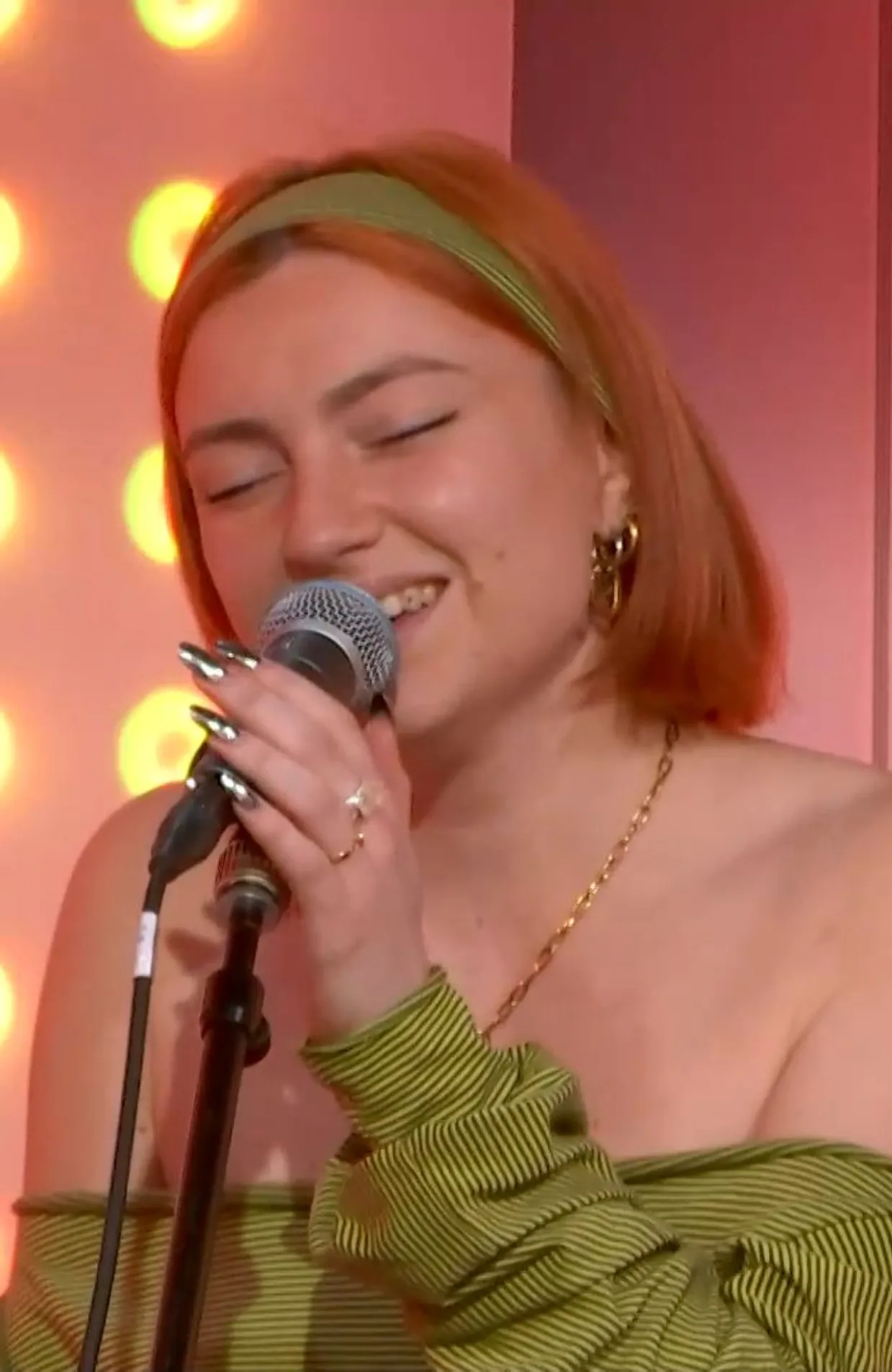 Charlotte Cardin confie ses sentiments les plus sombres dans 'Tant pis ...
