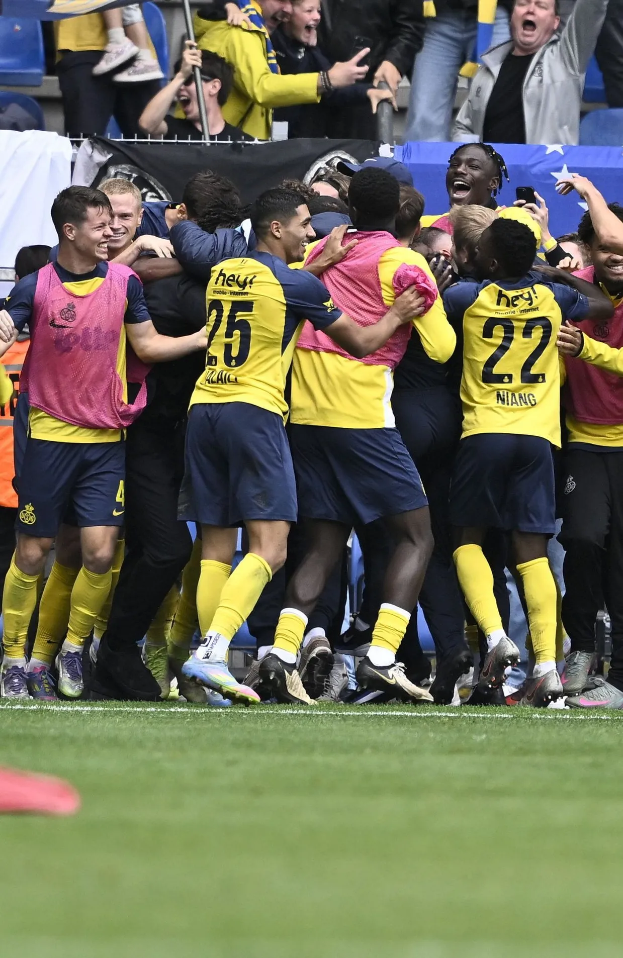 Plus de peur que de mal pour Maxim De Cuyper après avoir été balancé ...