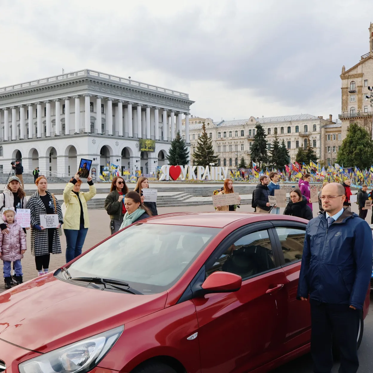 Ukraine : lors de la minute de silence quotidienne, 'les passants se ...