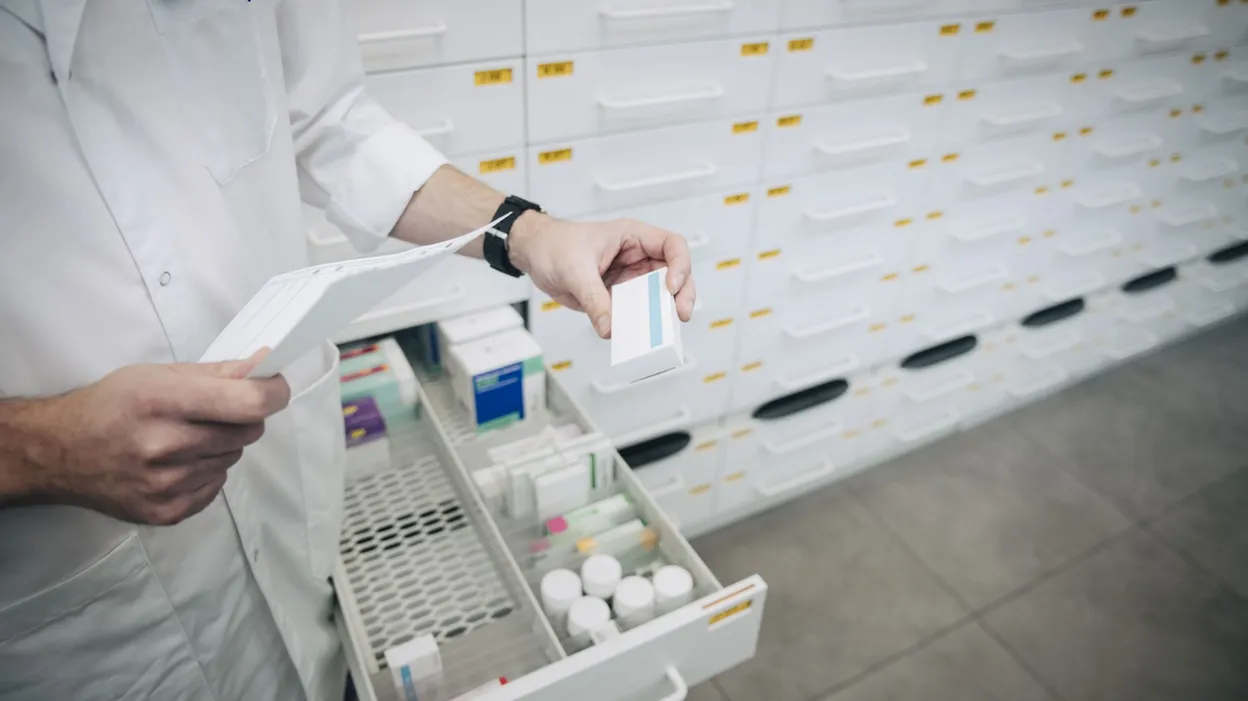 Prendre ses médicaments : avant, pendant ou après le repas, quelle est ...