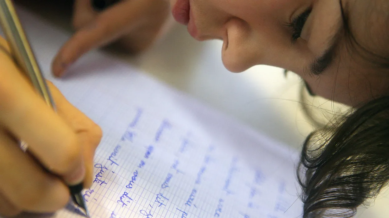 Athena Sol, la prof de français qui décrypte les commentaires sexistes ...