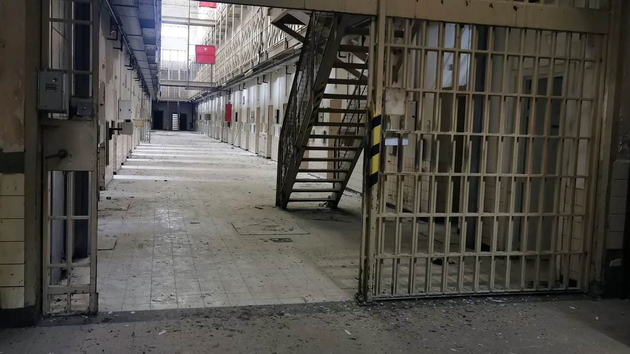 En visite à la prison de Haren, les bâtonnières de Bruxelles dénoncent ...