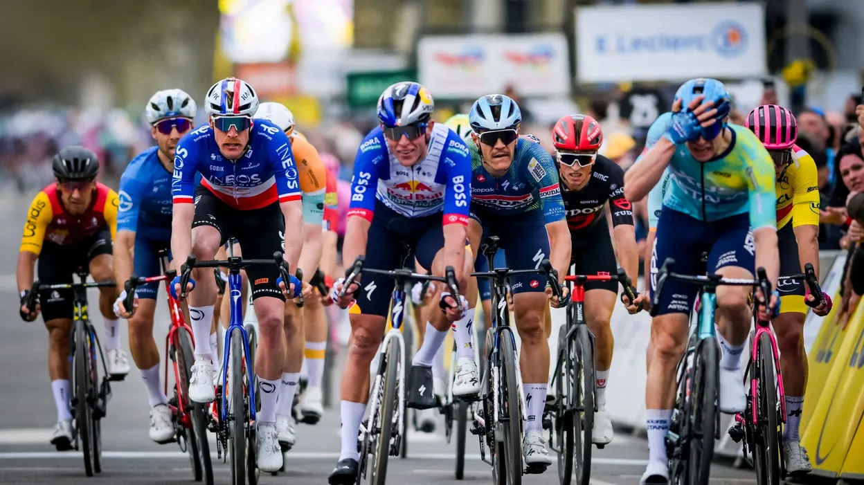 Paris-Nice : Luke Lamperti s'impose au sprint devant Vito Braet, lors ...