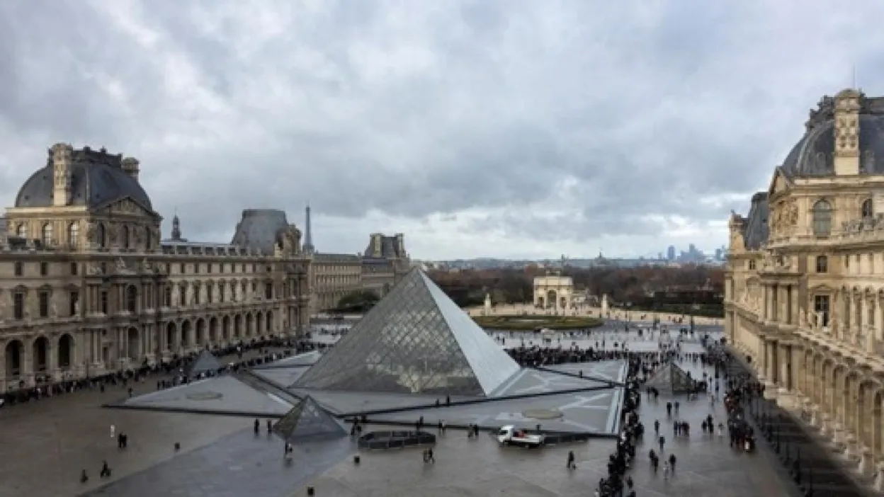 Entre 300 et 400 ouvrages touchés par une fuite d'eau au Louvre - RTBF ...