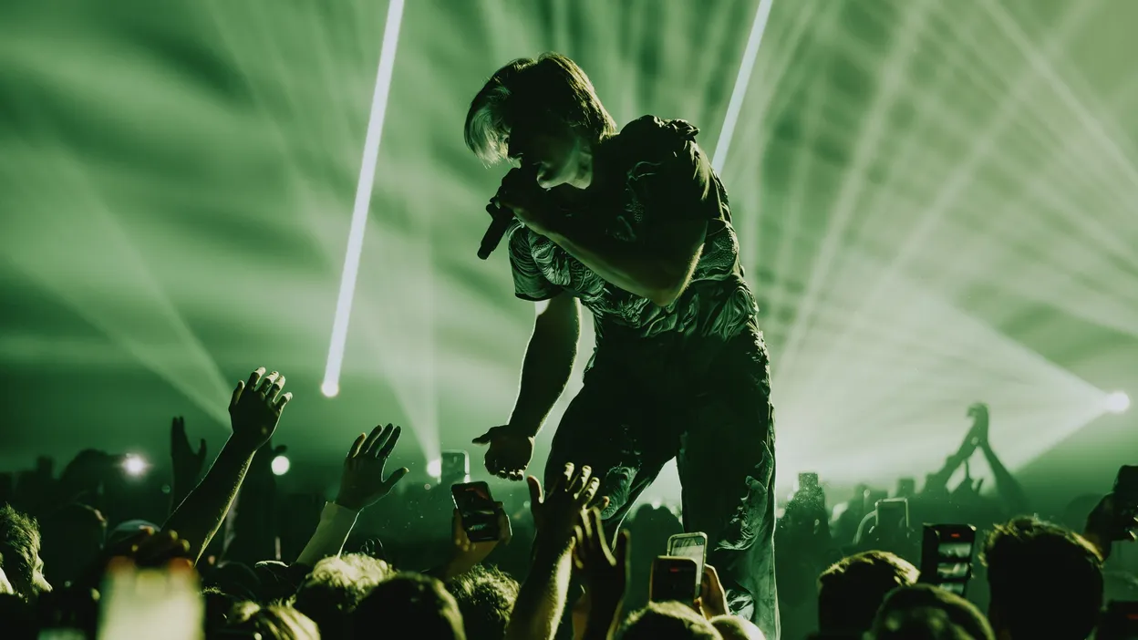 Orelsan lutte contre lui-même dans le clip de 'Encore une fois', en duo ...