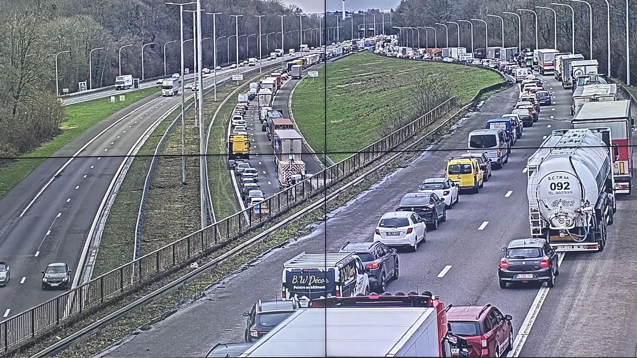 E42 : l’autoroute a été fermée pendant plusieurs heures à Andenne en ...