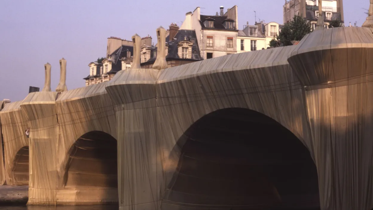 Il y a 40 ans, Christo et Jeanne-Claude emballaient le plus vieux pont de Paris - RTBF Actus