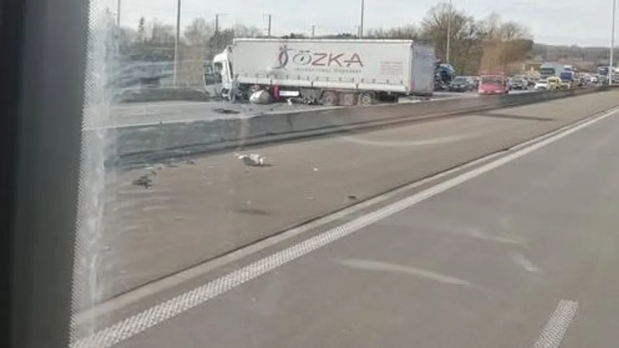 Autoroute E40 fermée toute l'après-midi à Welkenraedt : un camion avait percuté et traversé la ...