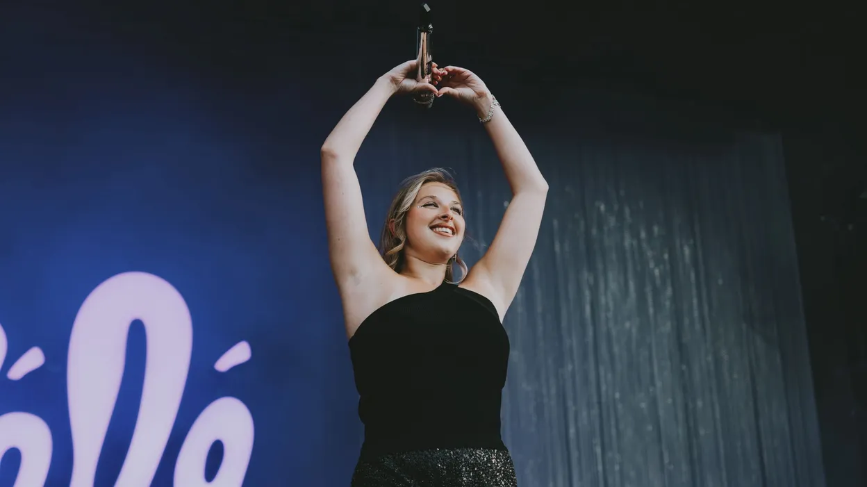 Helena s’apprête à dévoiler la réédition de son album 'Hélé' avec des ...