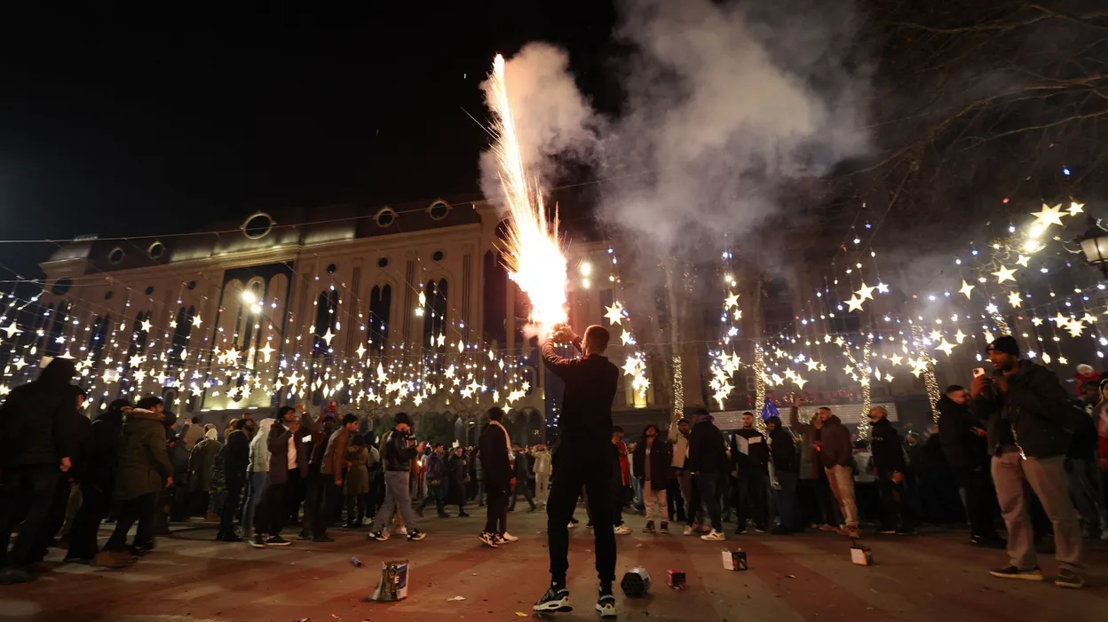 Géorgie : des dizaines de milliers de personnes manifestent contre le gouvernement, la police ...