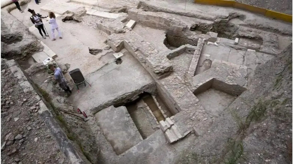 Des chercheurs dévoilent le secret de solidité du béton romain - RTBF Actus