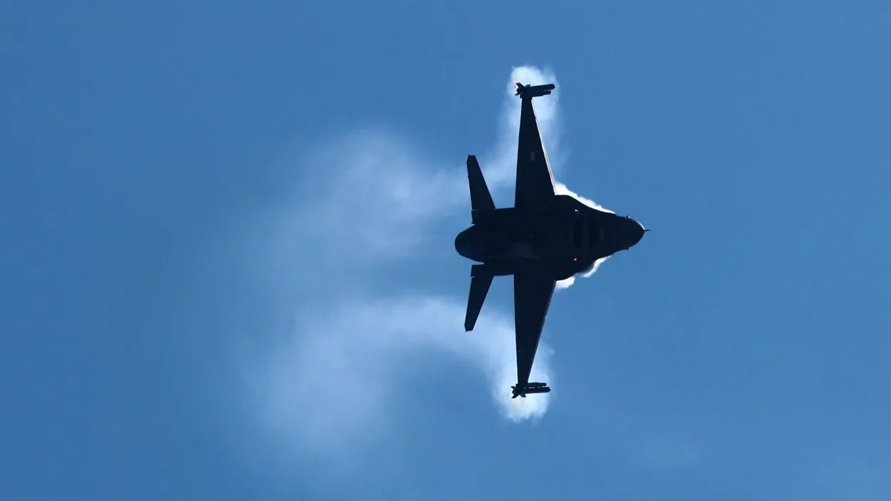 Images impressionnantes d'un avion de chasse F-16 qui s’écrase en ...