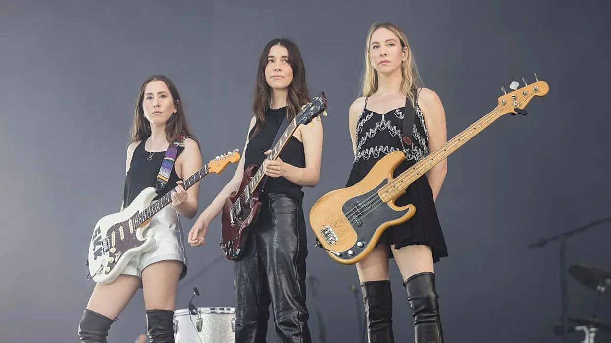 JO Paris 2024 : Angèle accompagne l’incroyable show de Phoenix lors de ...