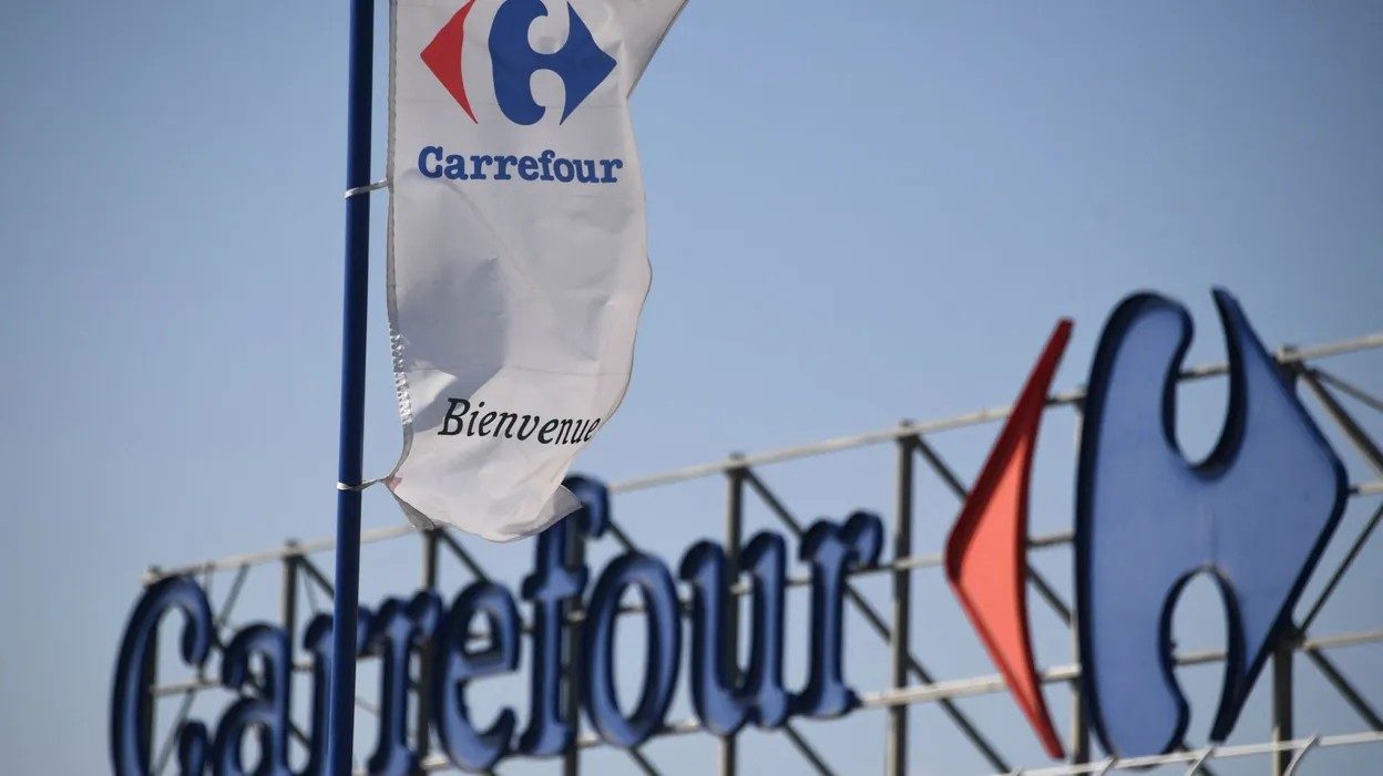 Carrefour qui se dit 'incontournable' étudie la vente de ses activités ...