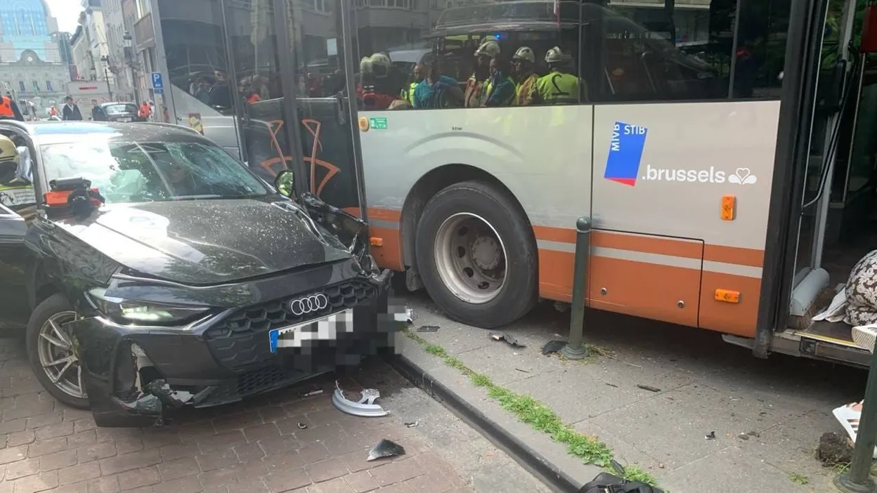 Neuf personnes à l’hôpital après un accident entre un bus et une voiture à Ixelles - RTBF Actus