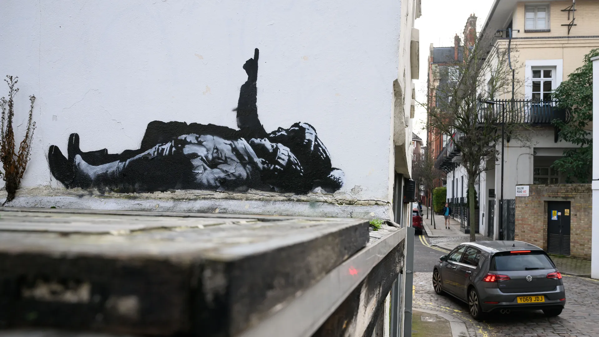 Une nouvelle œuvre de Banksy est apparue à Londres tandis qu’un pochoir ...