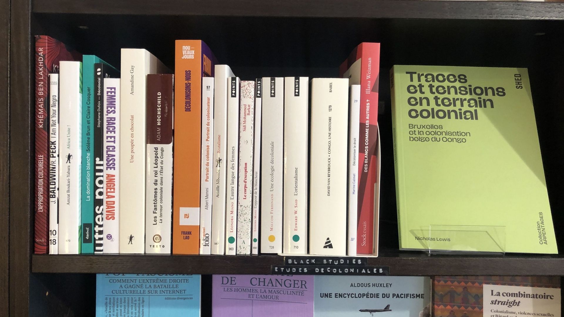 Des livres complotistes ou d’extrême droite dans les rayons : votre ...