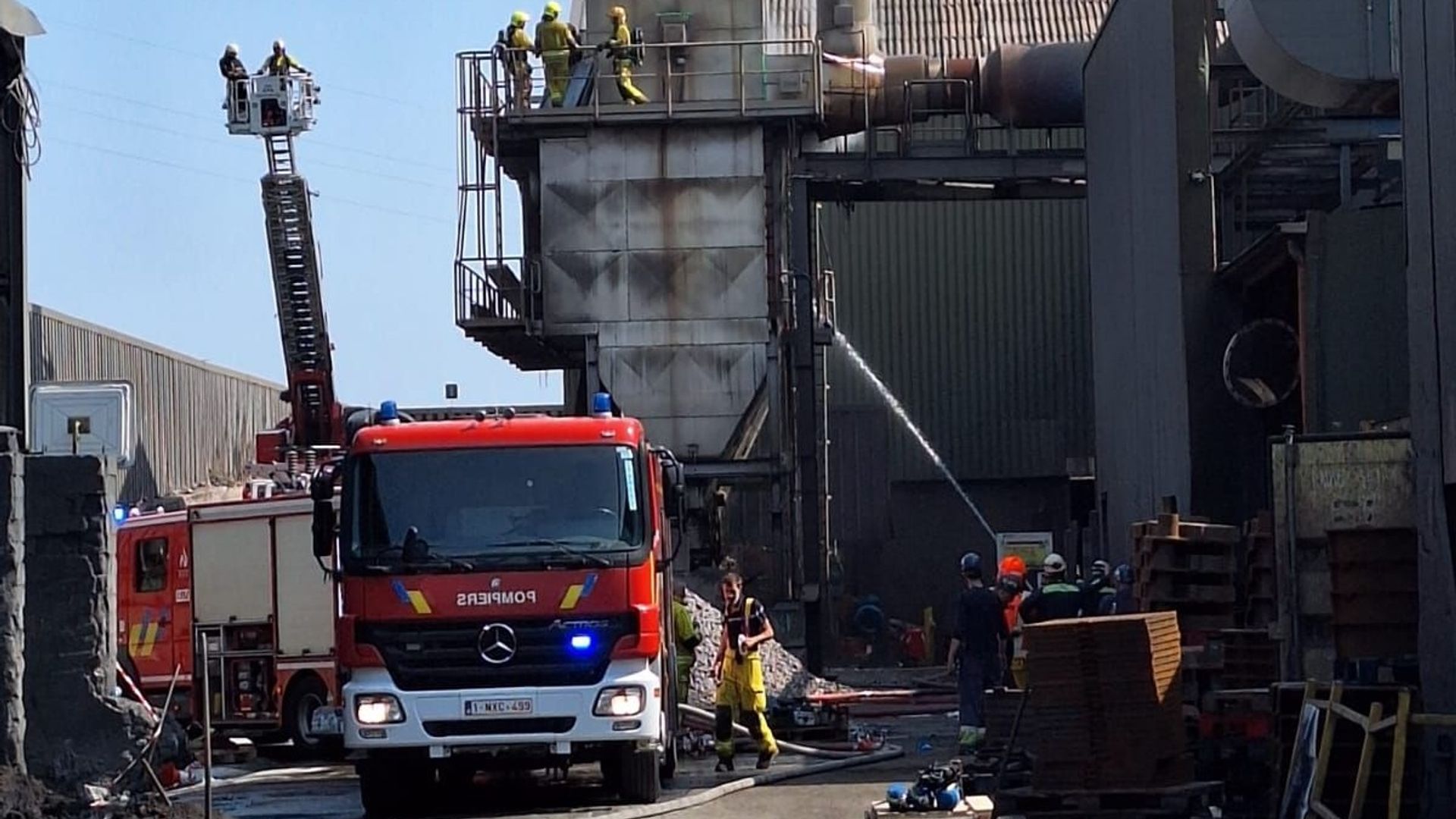 Mouscron : le feu se déclenche dans un stock de matelas à recycler et provoque un violent ...