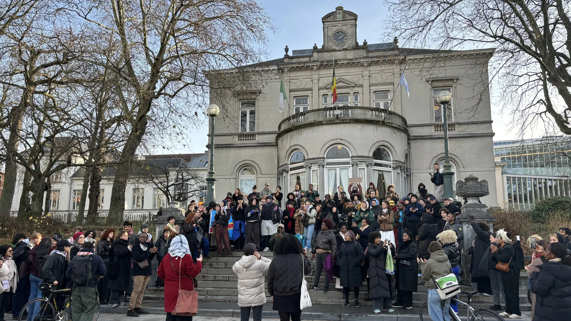 À Ixelles, 200 personnes dénoncent une opération de contrôle jugée ...