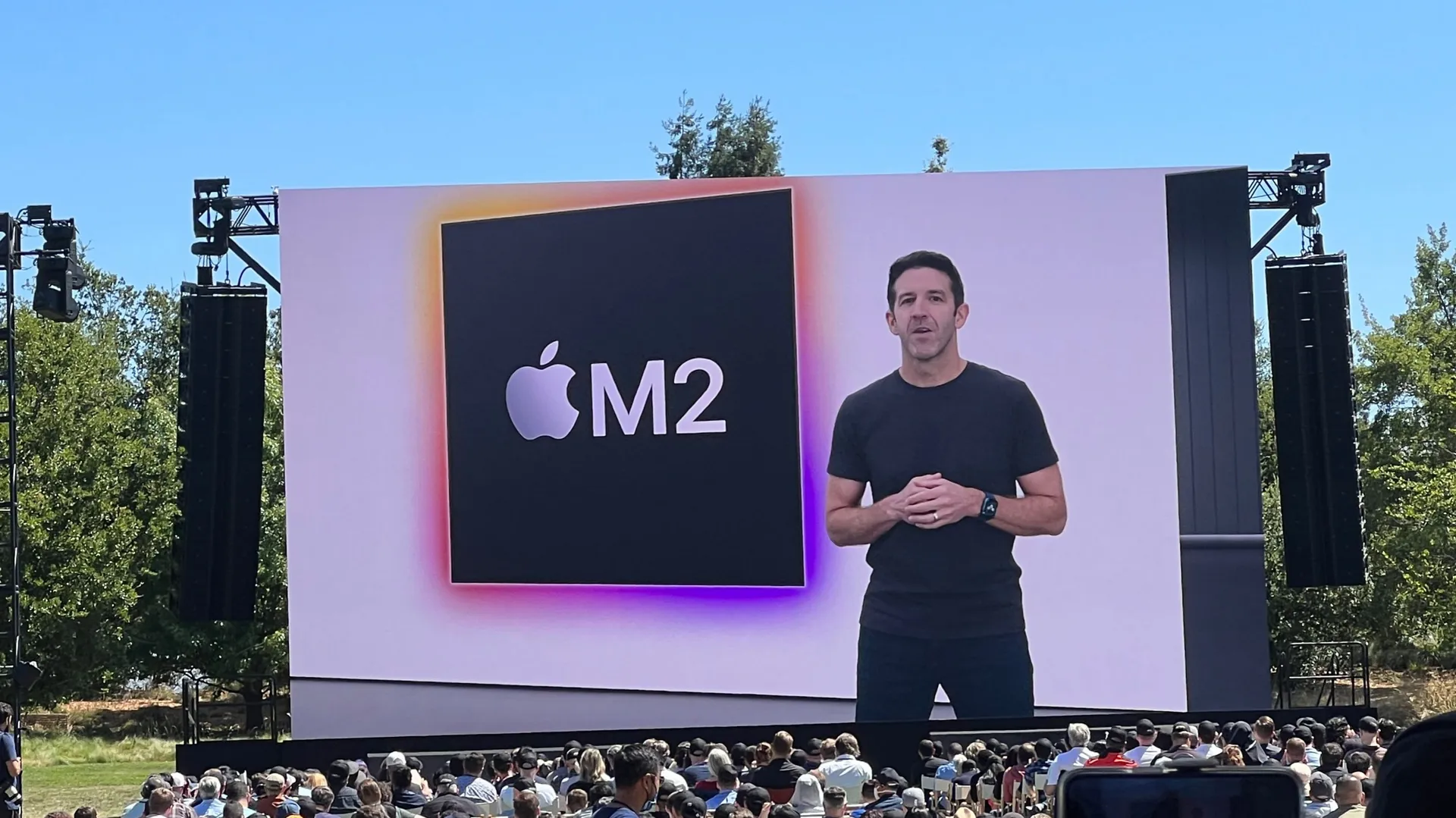 Qui est John Ternus, le nouveau PDG d’Apple ? - RTBF Actus