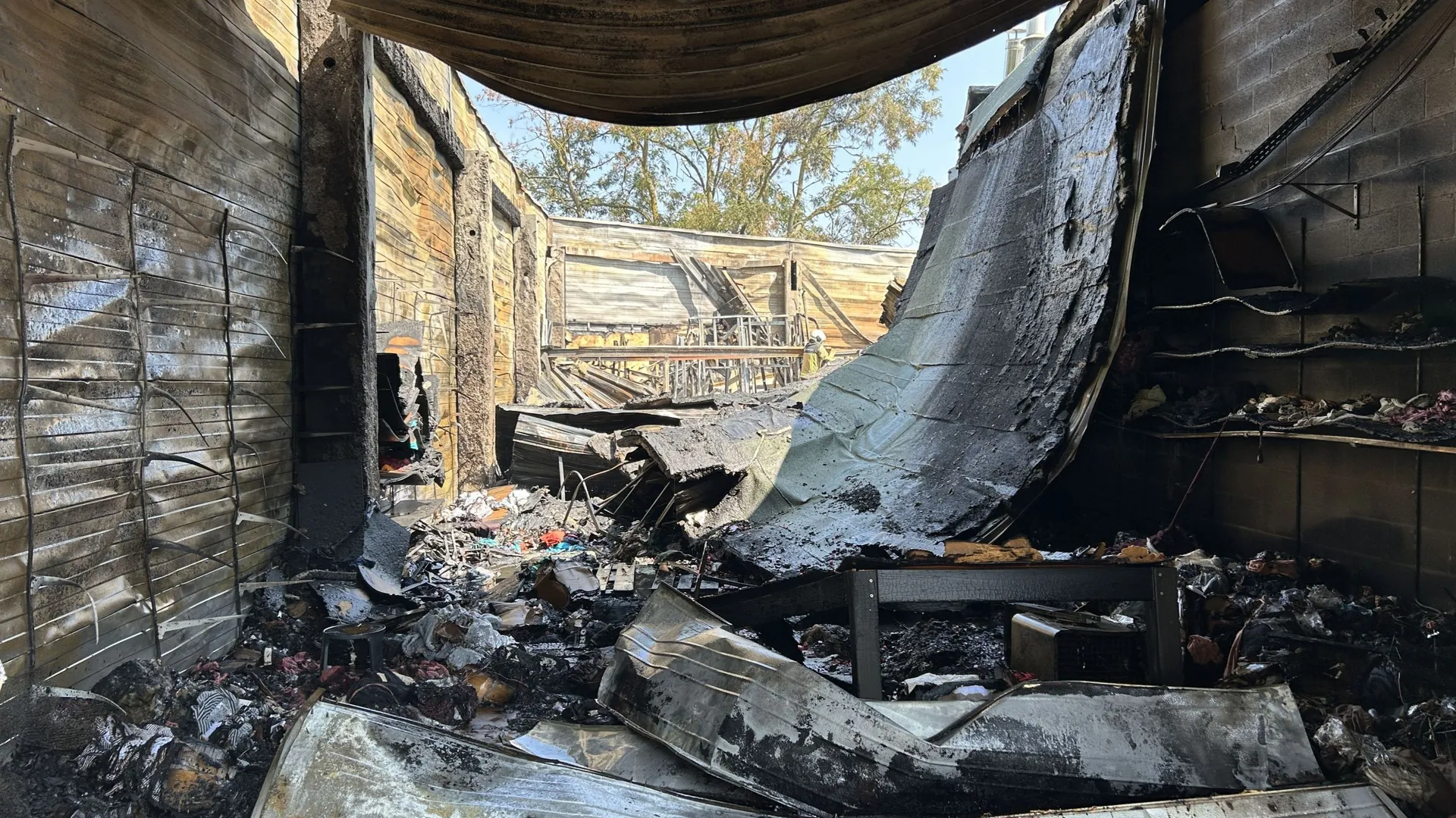 Important incendie dans une zone commerciale à Ben-Ahin (Huy) - RTBF Actus