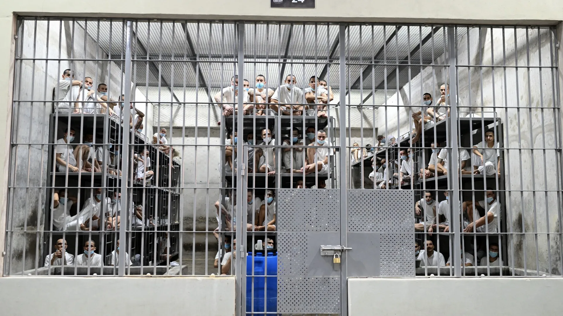 Dans l’enfer de la prison du 'dictateur cool' du Salvador : HRW dénonce ...