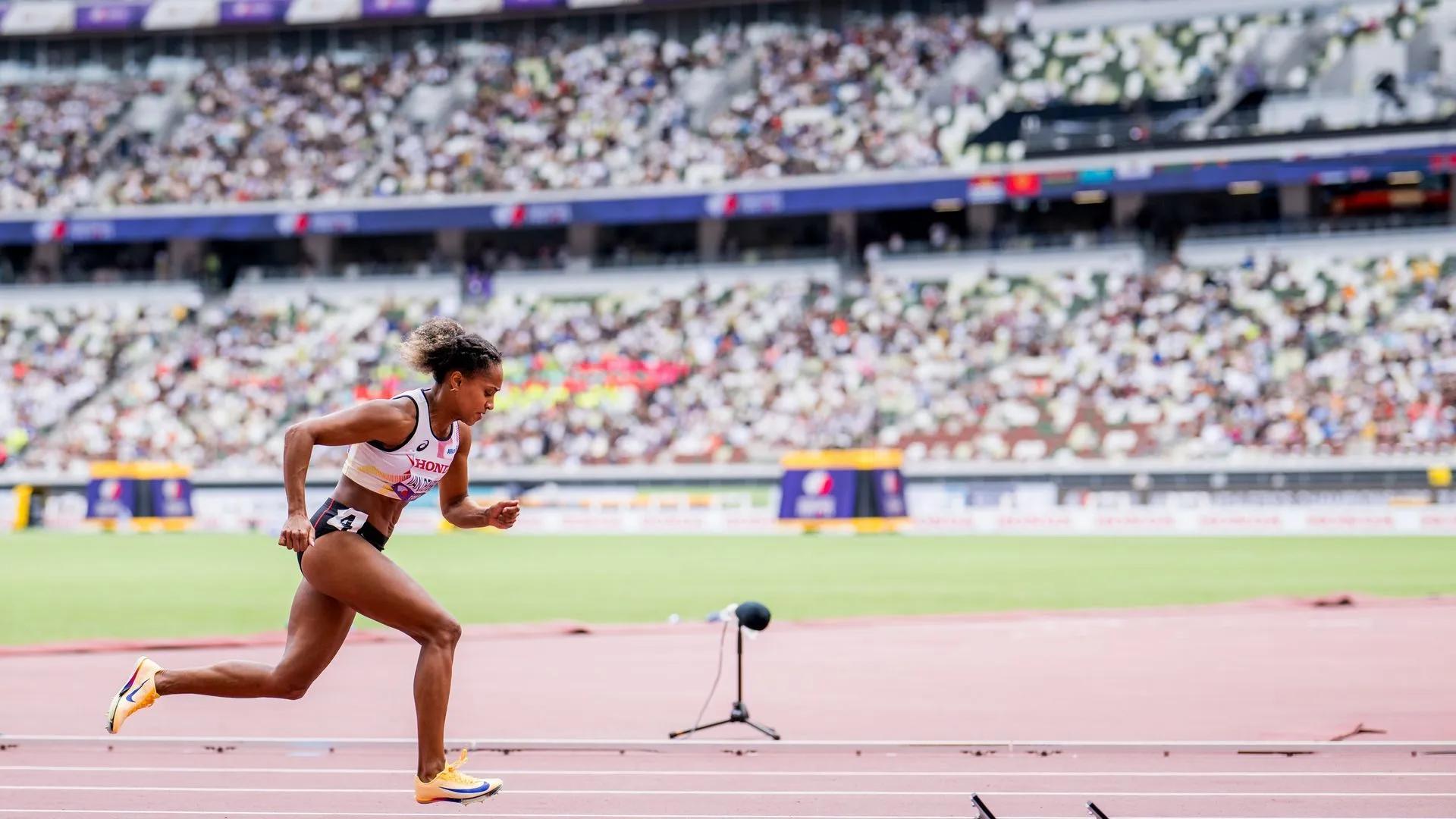 Mondiaux de Tokyo : 53.65 ! Naomi Van Den Broeck explose le record de Belgique en 400m haies et ...