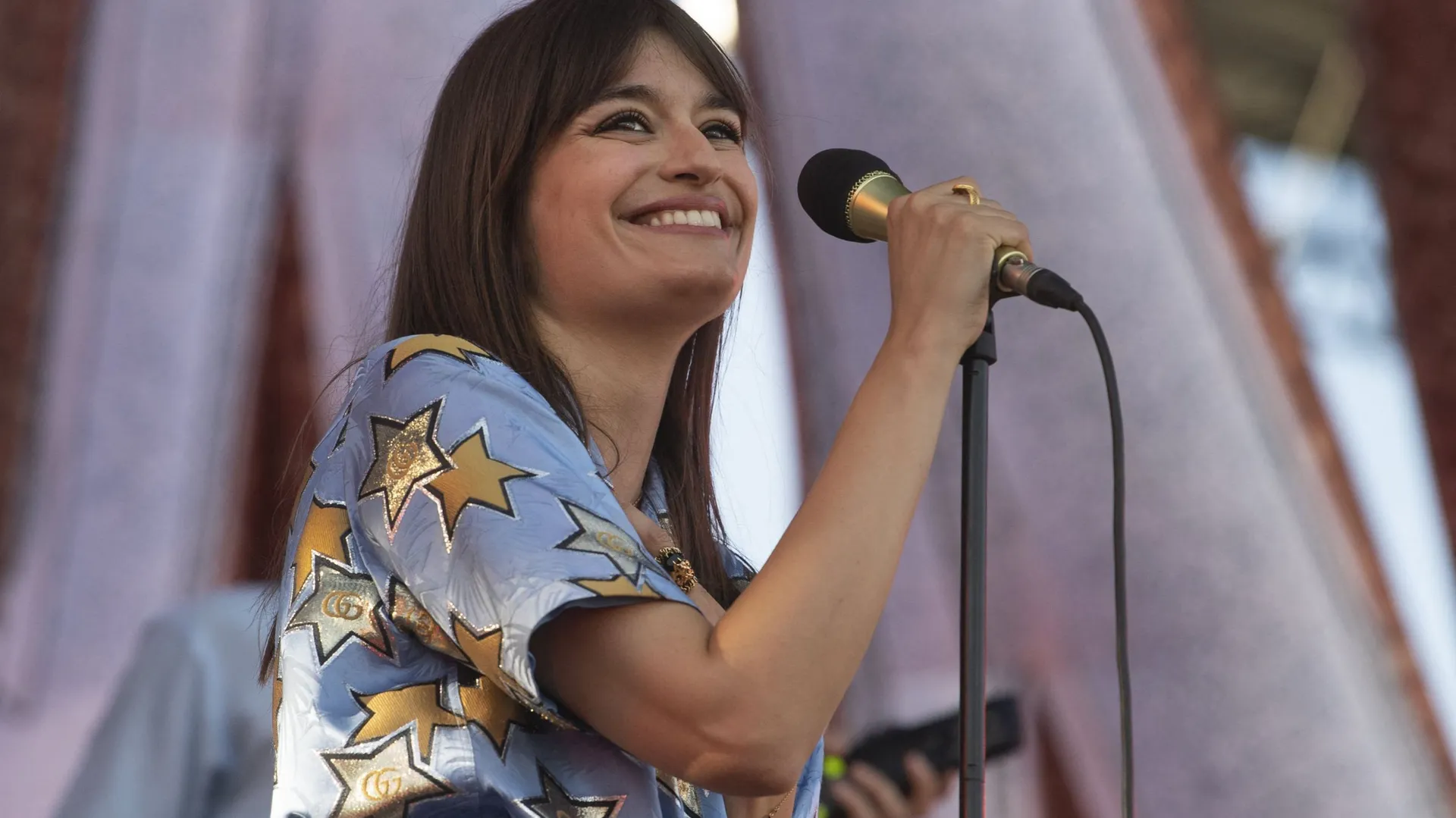 Découvrez le cadeau de Julien Doré pour les 30 ans de Clara Luciani ...