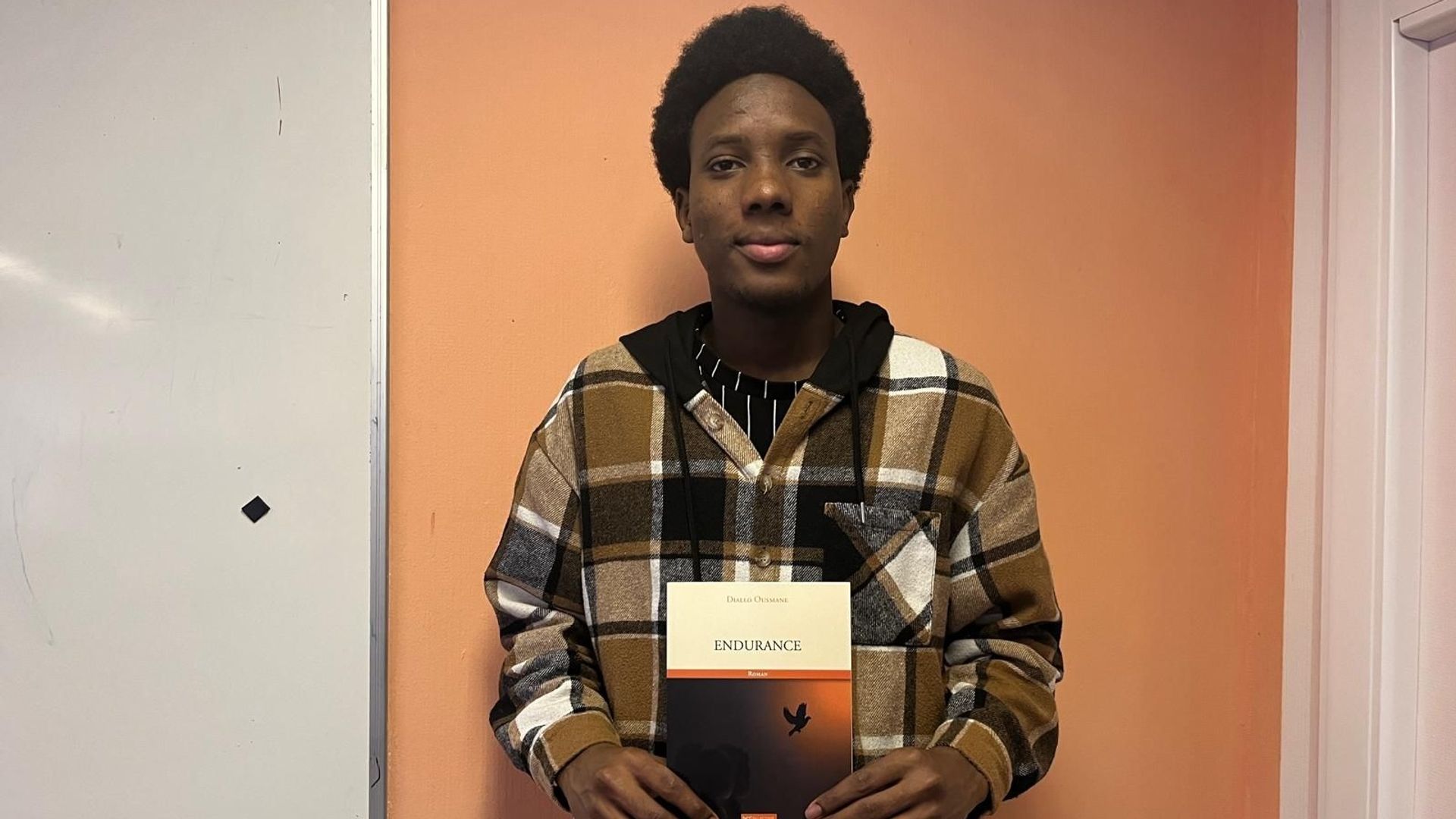 Ousmane Diallo, 20 ans : réfugié guinéen et écrivain - RTBF Actus