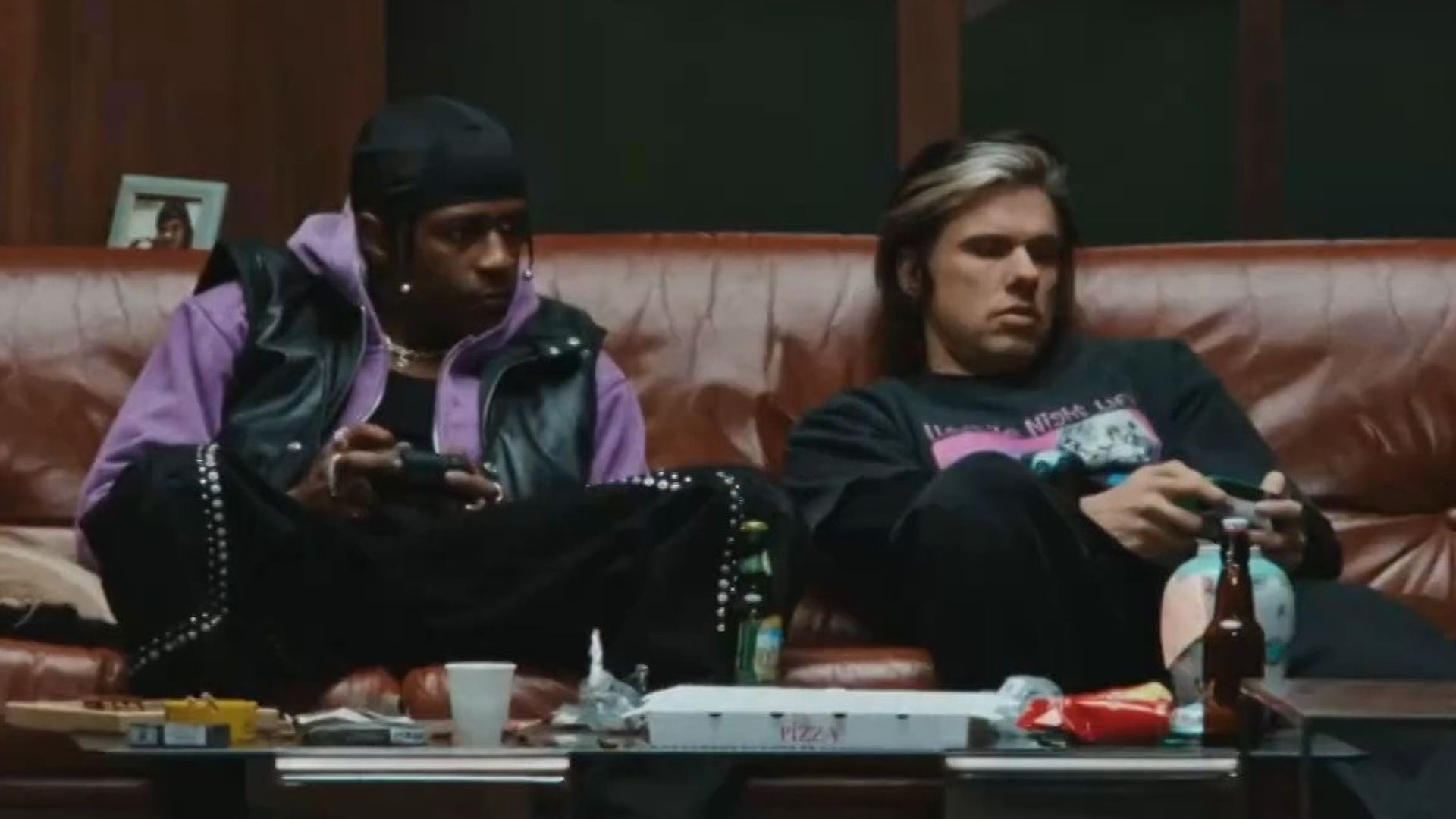 Orelsan lutte contre lui-même dans le clip de 'Encore une fois', en duo ...