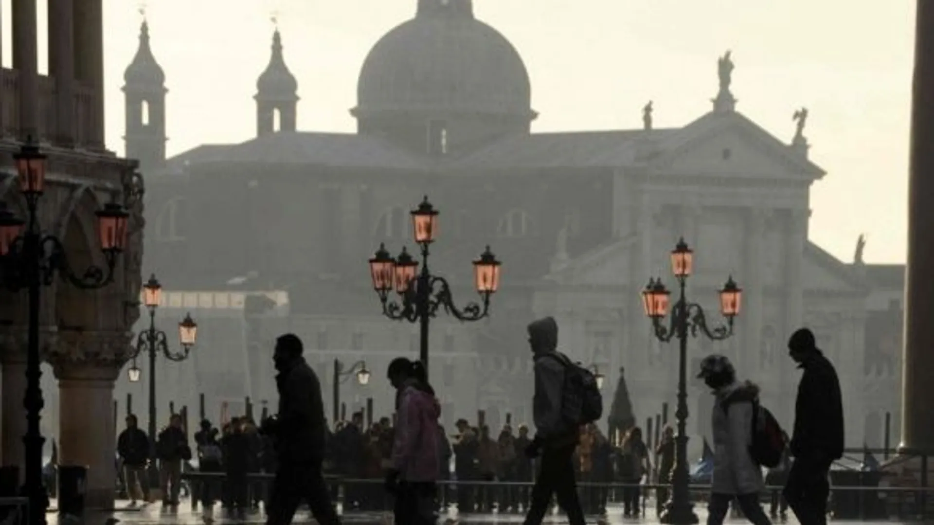 Acqua alta: le Carnaval de Venise débute les pieds dans l'eau - RTBF Actus
