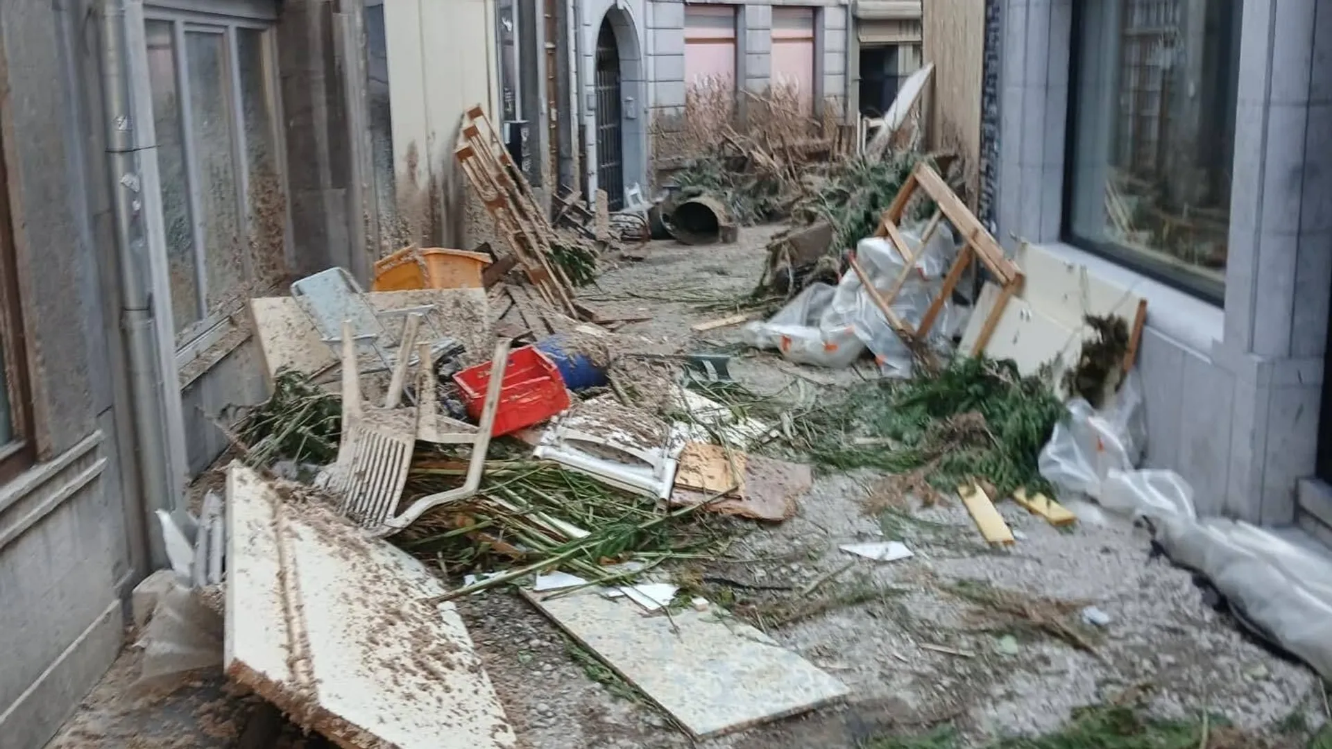 Huy : une rue commerçante transformée en décor d'inondations pour le ...