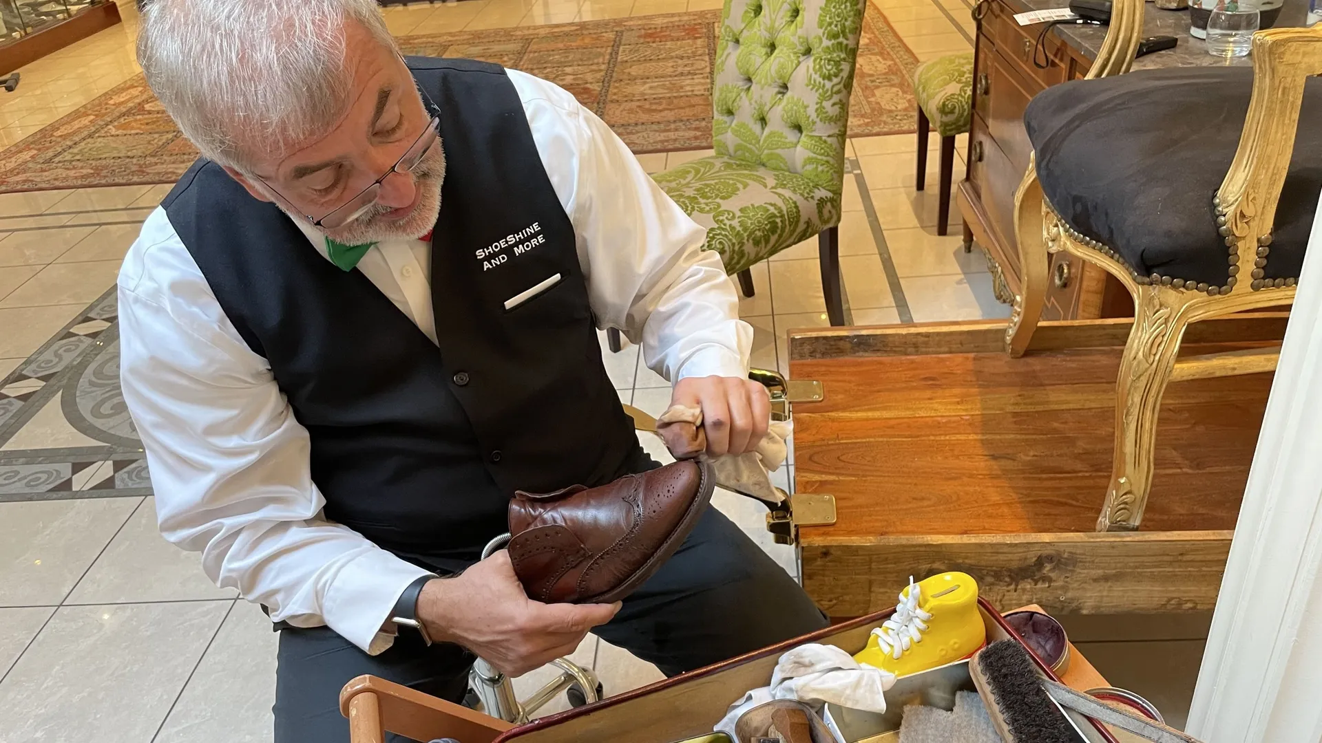 Dans les souliers d'un cireur de chaussures : 'Mon plaisir, c'est de ...
