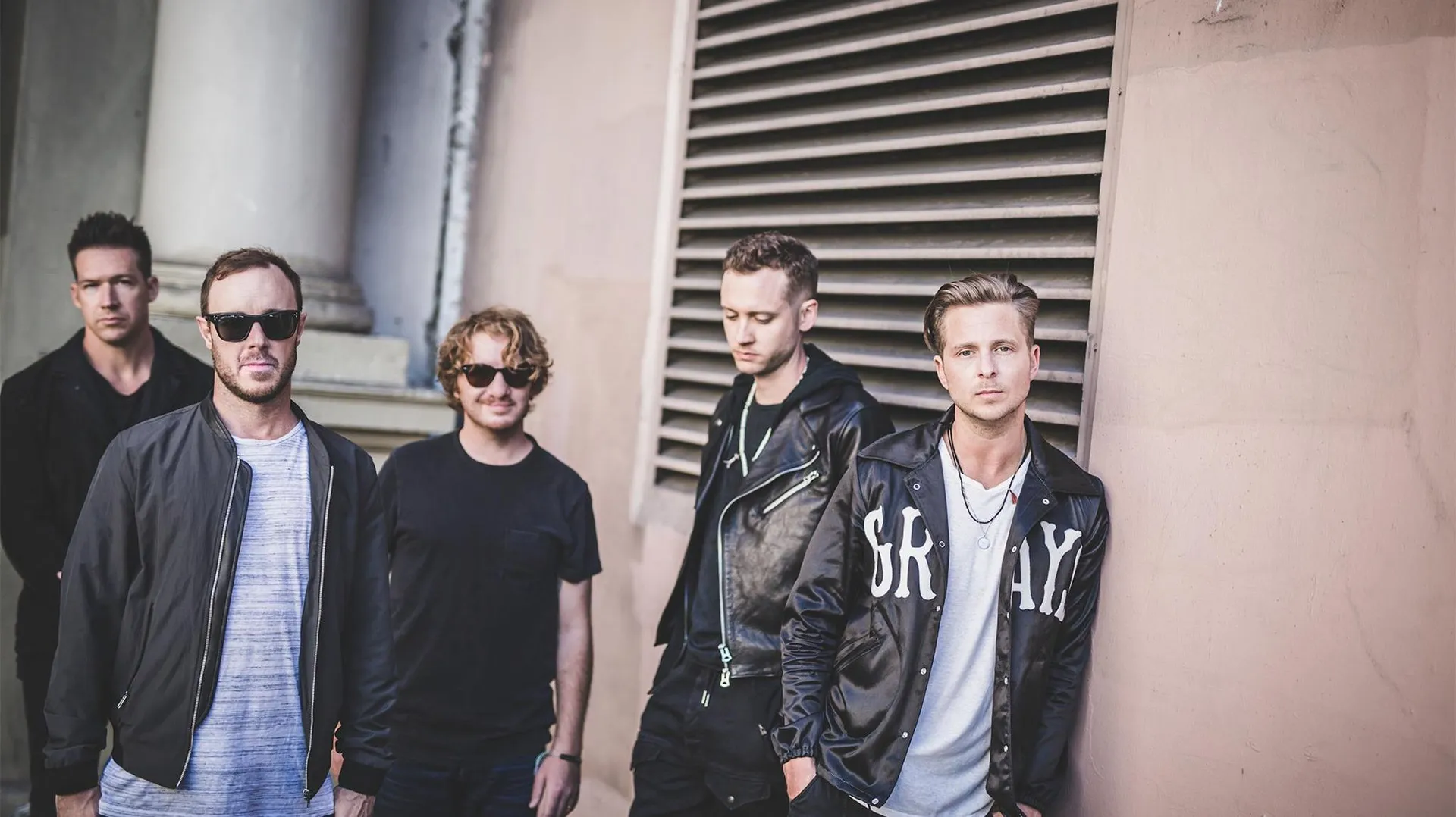 OneRepublic sème la folie au bureau dans le clip de 'Wherever I Go ...
