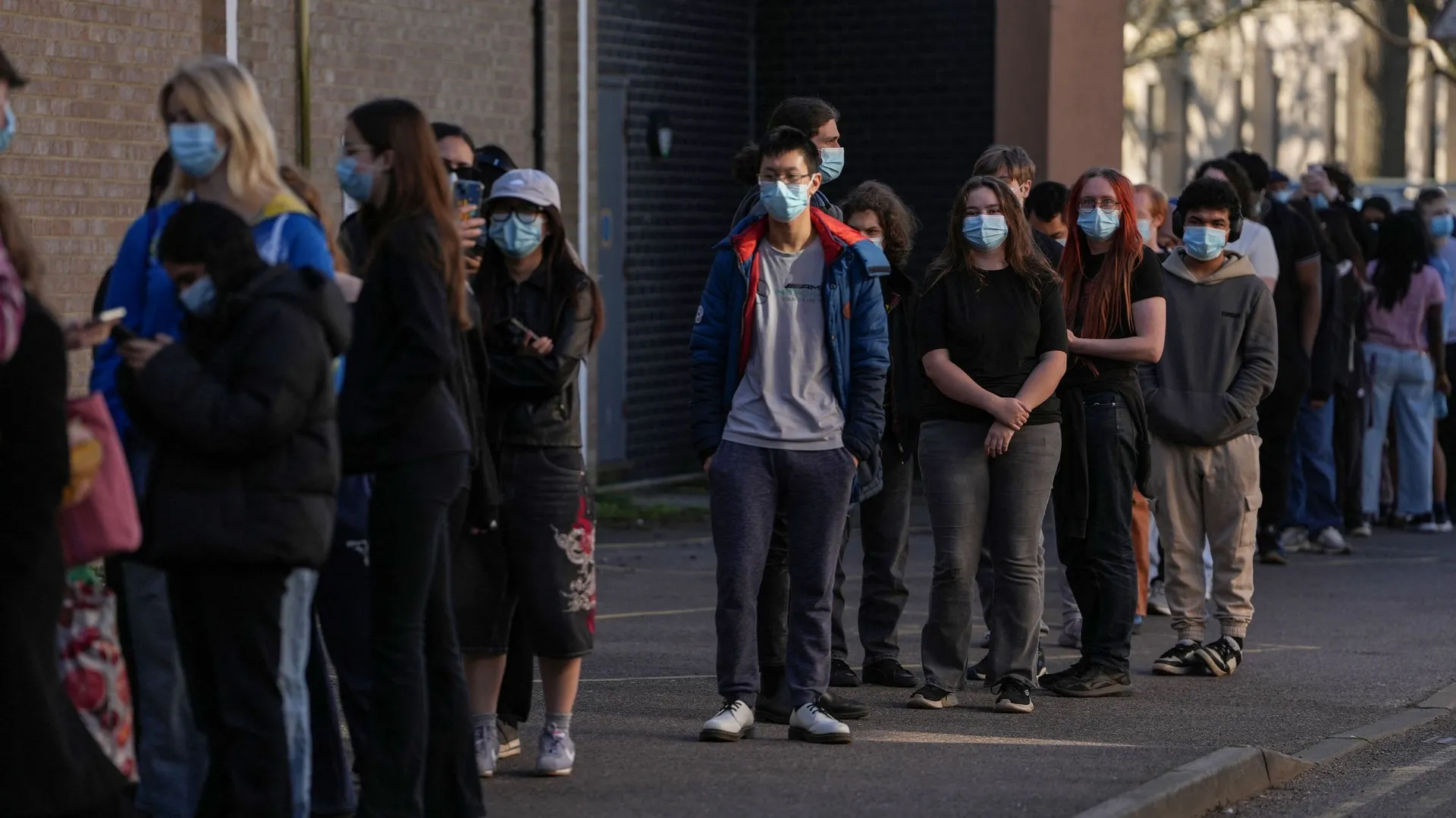 Des files pour se procurer des antibiotiques : en Angleterre, la ...