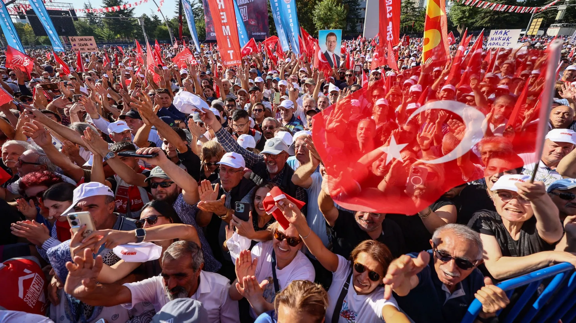 Turquie : les autorités entrent de force au siège de l’opposition à ...