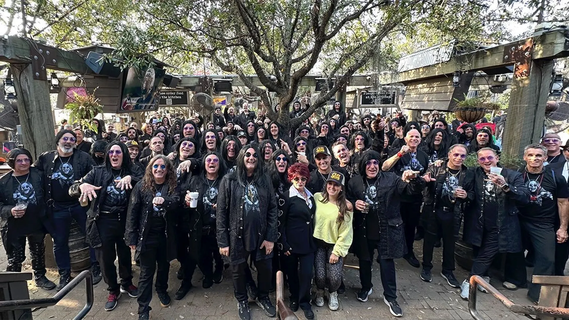 Robbie Williams et les musiciens d'Ozzy Osbourne réunis pour un hommage ...
