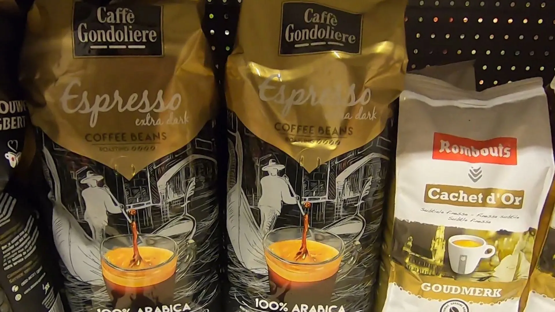 Colruyt et Delhaize : bientôt plus de café Douwe Egberts dans les rayons ? - RTBF Actus
