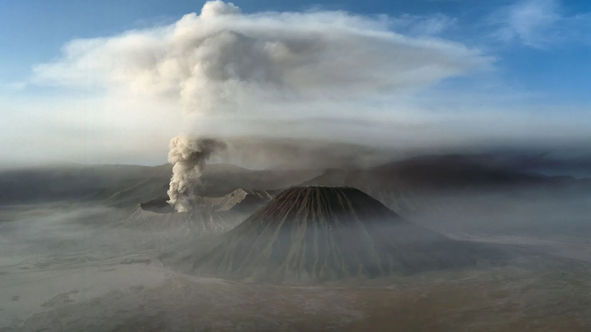 Russie : un volcan du Kamtchatka (Extrême-Orient) crache des cendres à ...