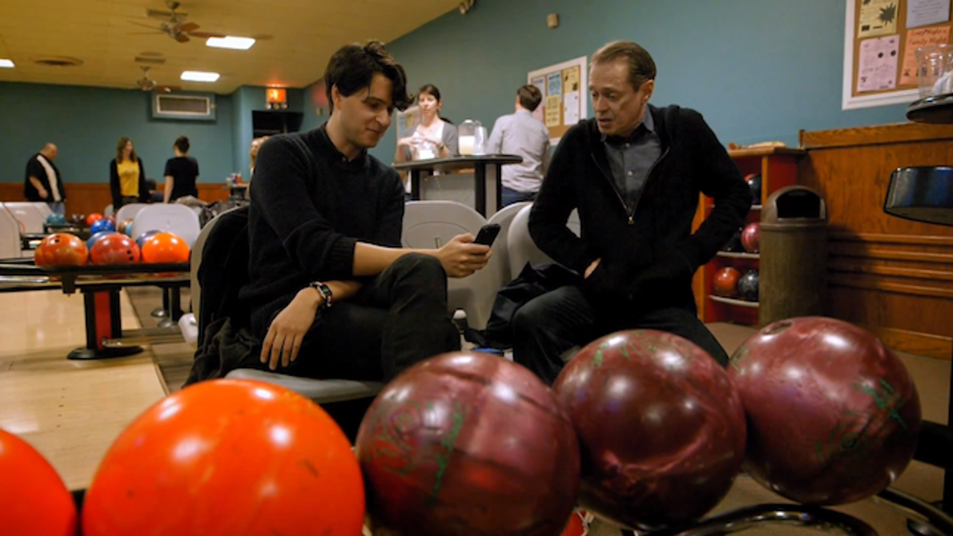 Vampire Weekend au bowling avec S. Buscemi: encore une vidéo très drôle ...