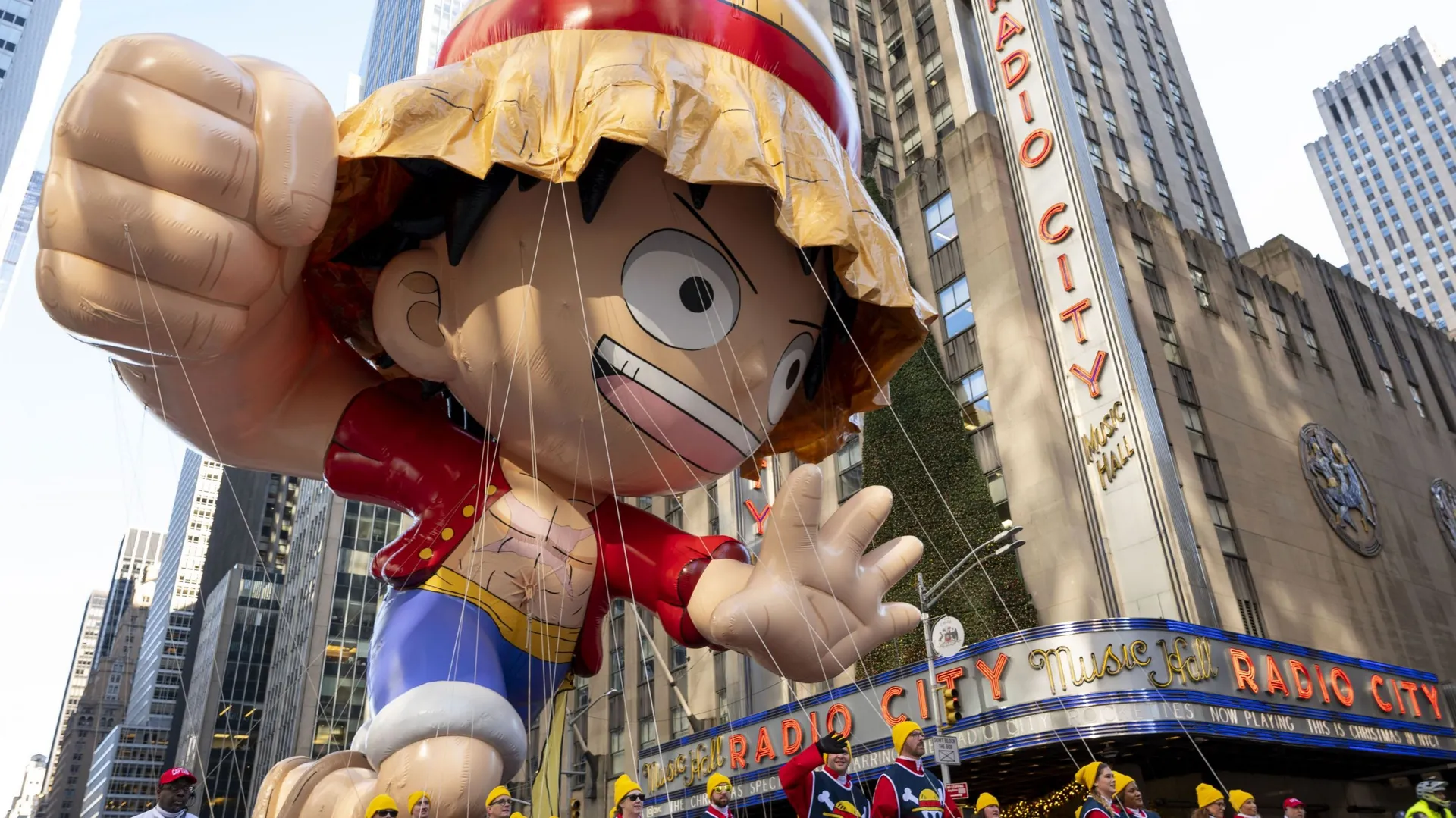 Le drapeau pirate de One Piece, symbole de protestation en Indonésie ...