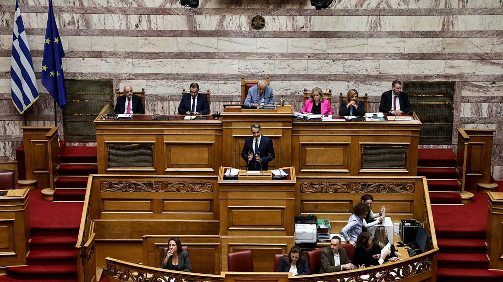 Grèce : les députés votent la possibilité d'une journée de travail de ...