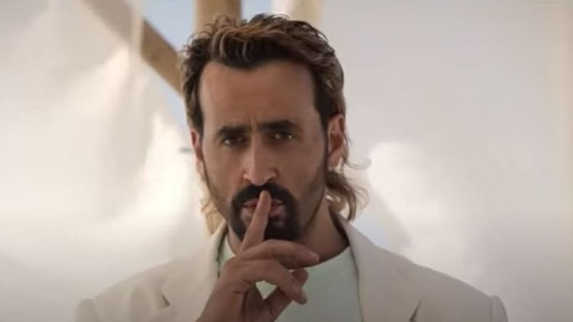 Découvrez Jonathan Cohen en chanteur ringard dans un clip pour la ...
