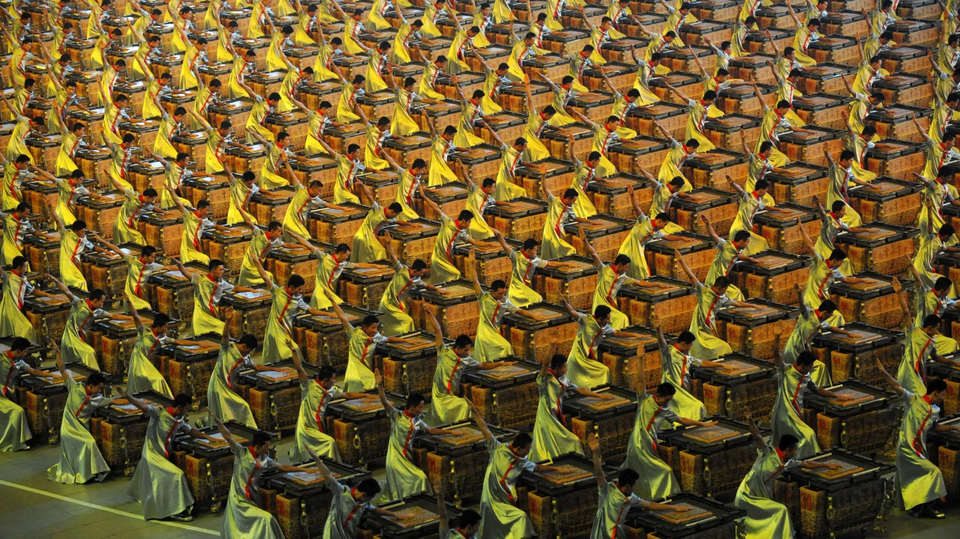 Les polémiques chinoises, saut en parachute royal, le défilé masqué ...