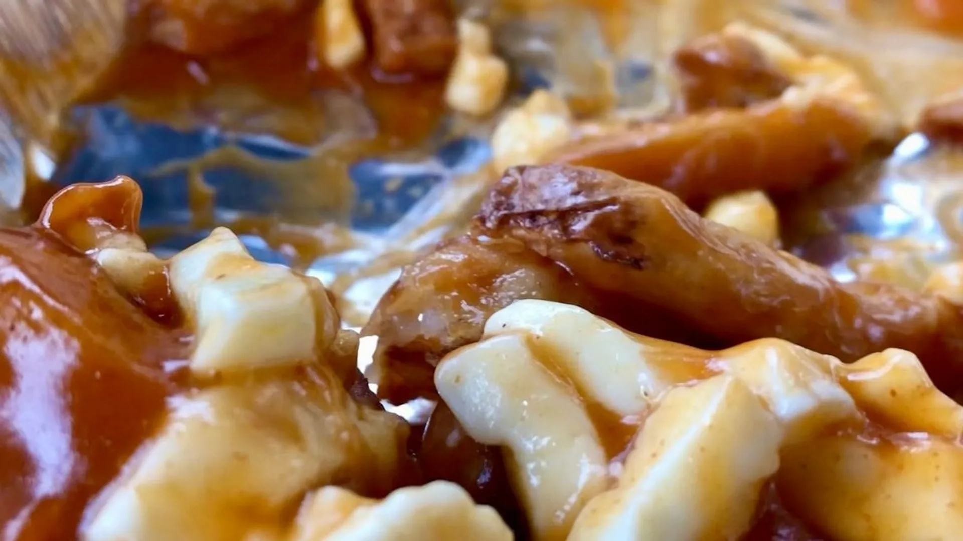 Comment la poutine est-elle devenue le nouveau plat national québécois ...