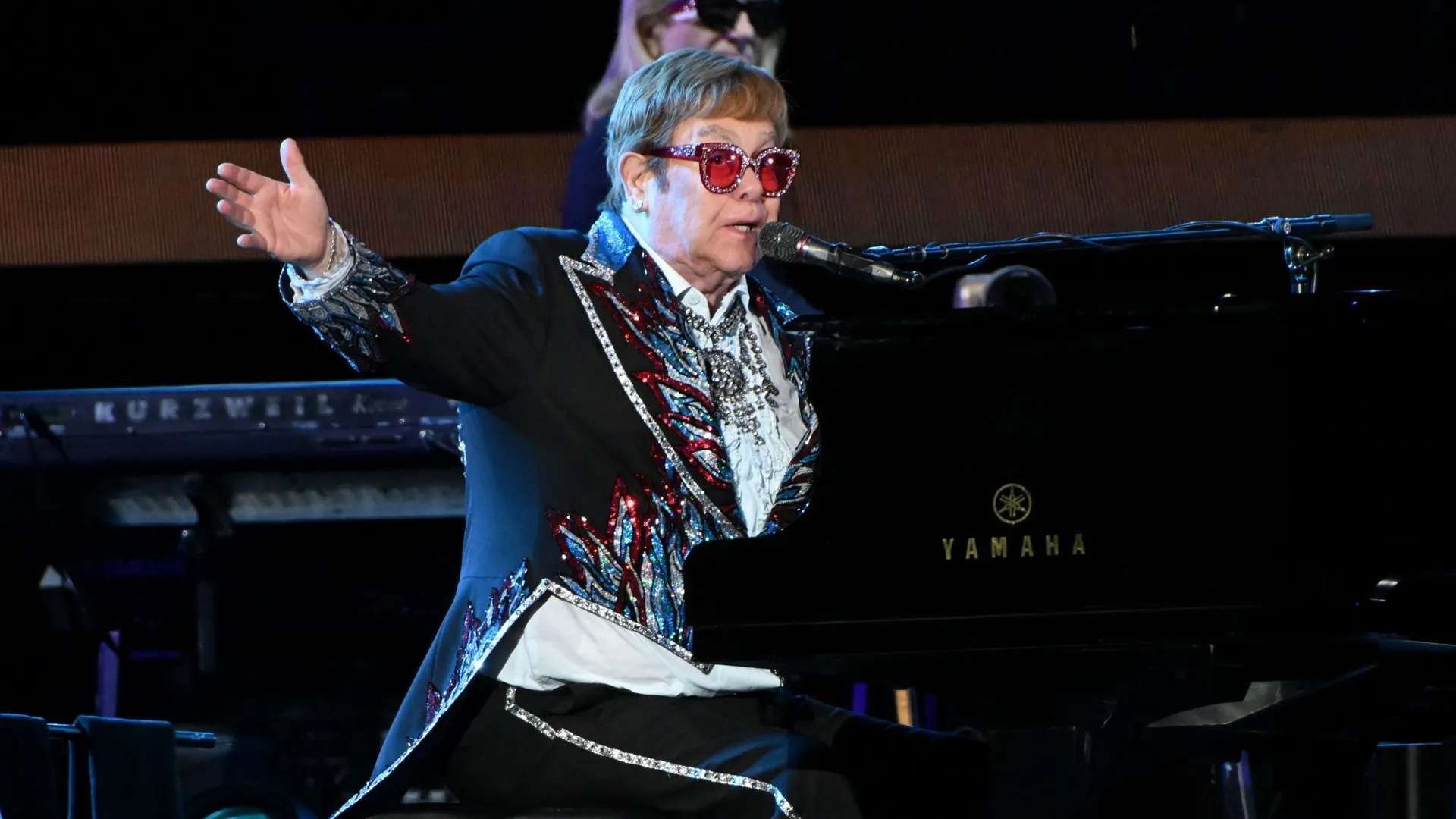 Elton John se souvient avoir dansé avec la Reine Elizabeth II - RTBF Actus