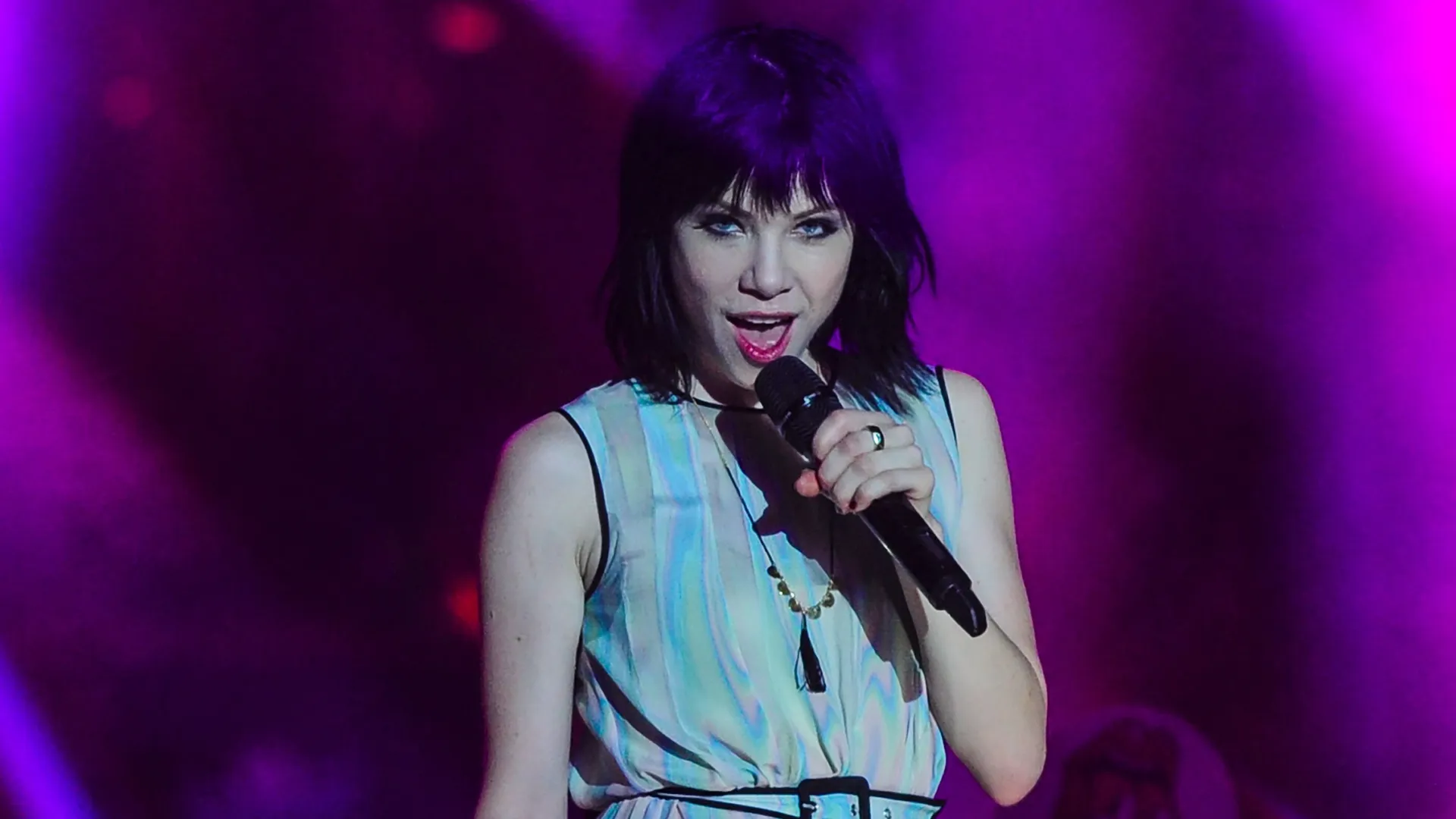Carly Rae Jepsen célèbre les 10 ans de son album culte avec une ...