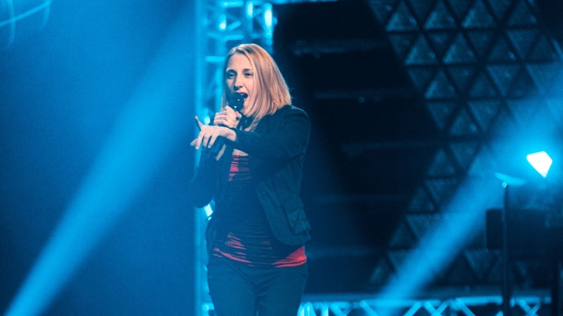 Sabine 'retourne la scène comme une star' lors des Blind Auditions de ...